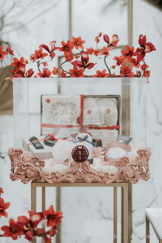 MICHELLE & LEONARDO / BASIC BRONZE WREATH by Reen Sangjit | Bridestory.com