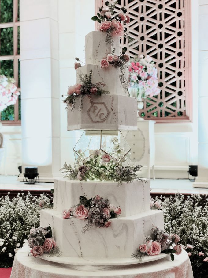 Terrarium Wedding Cake In 5 Tiers | Amor Cake | Bridestory