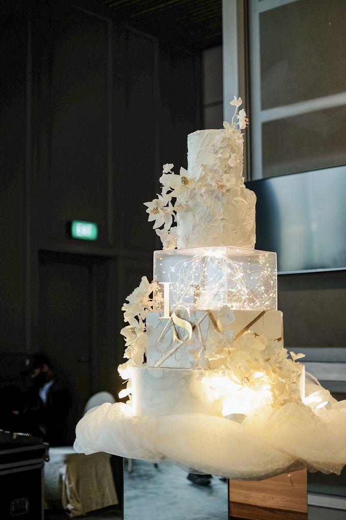 5 Tier Ballroom Size Modern Theme Wedding Cake by K.pastries ...