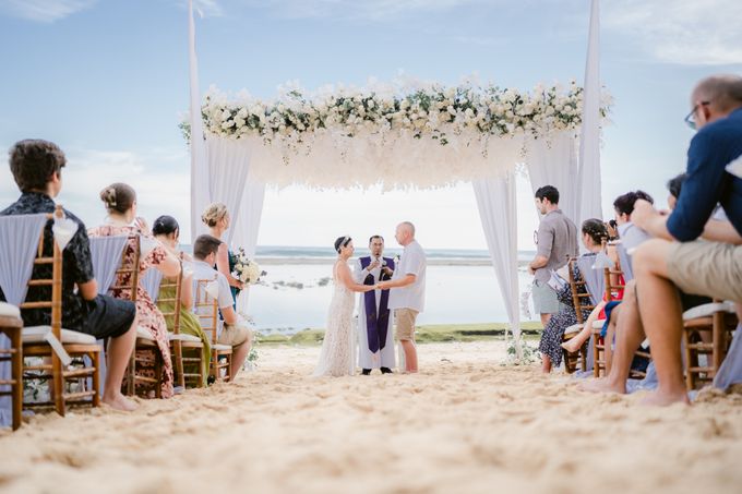 Intimate Beach Wedding by Mariyasa | Bridestory.com