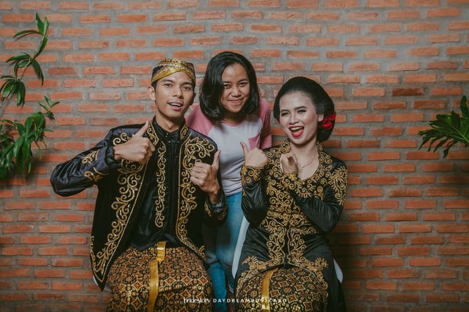 Helvi & Chemy indoor session by daydreampostcard | Bridestory.com