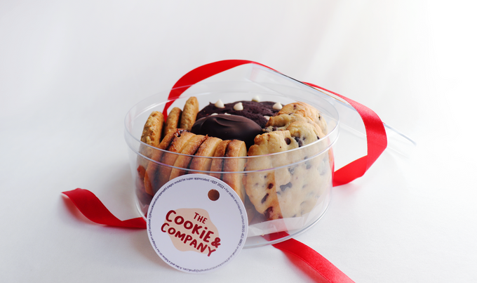 Acrylic Cookie Box | The Cookie and Company | Bridestory