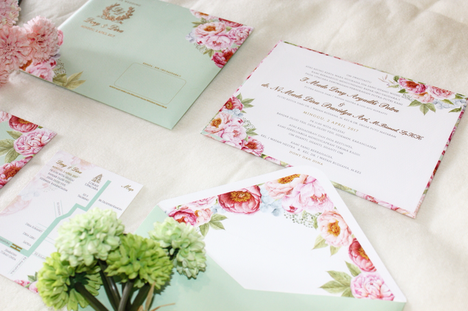 Single Board invitation by Signature Design | Bridestory.com