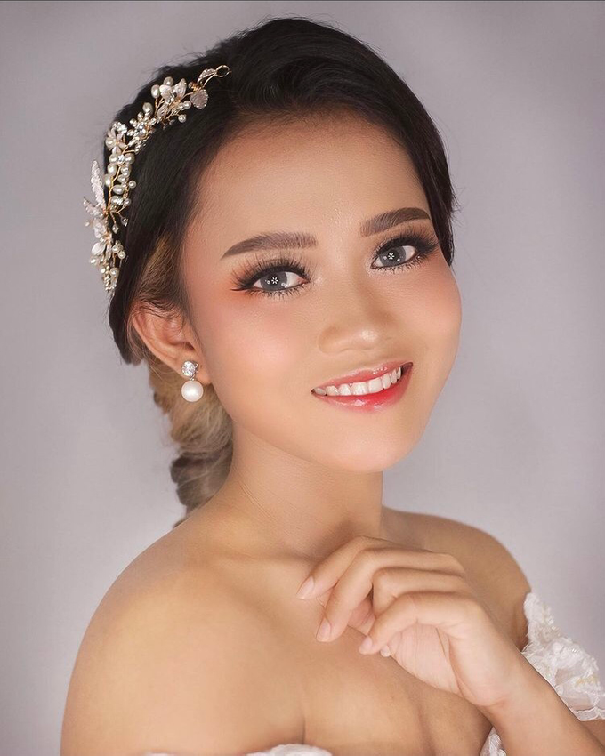 Bride | Morning-Night Look Ms Yanti | Tari Yuliana Makeup Hair | Bridestory