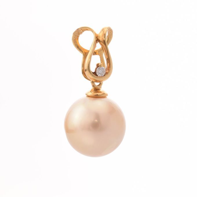 Beautiful Pendant 02 | TIARIA | Bridestory